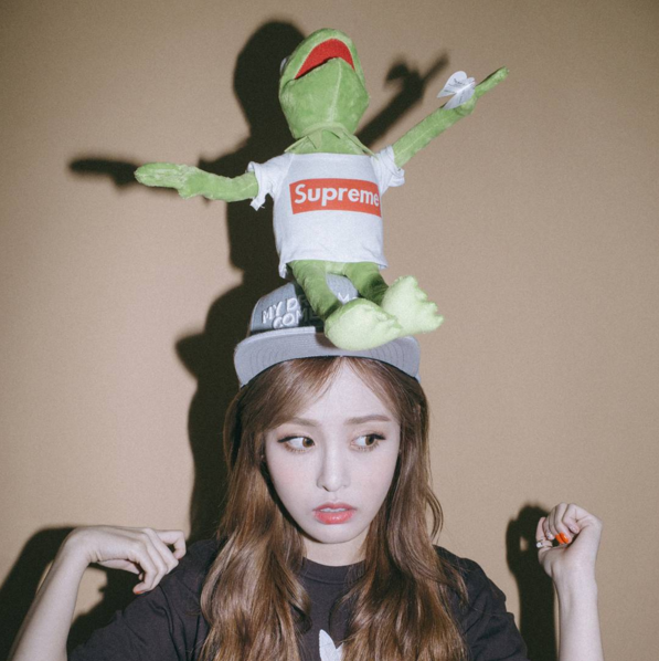 原來甜美叛逆的Kasper是名校出生的腦性女，才華外貌兼備的她還有個超登對的男友，這世界真是太不公平拉｜PopDaily 波波黛莉