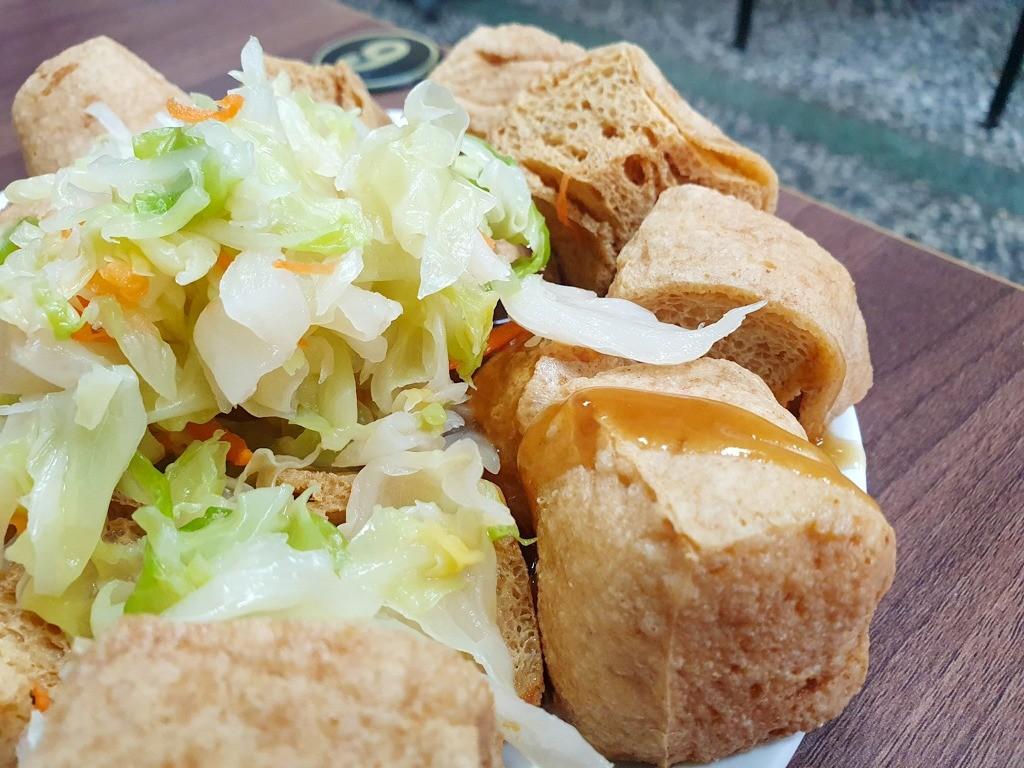 就是要臭豆腐+泡菜一口吃💕 再來兩顆肉圓，絕配 https://reurl.-發胖版｜PopDaily 波波黛莉